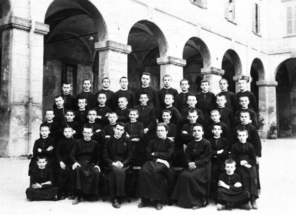 Elogio dell’abito ecclesiastico e religioso | Radio Spada